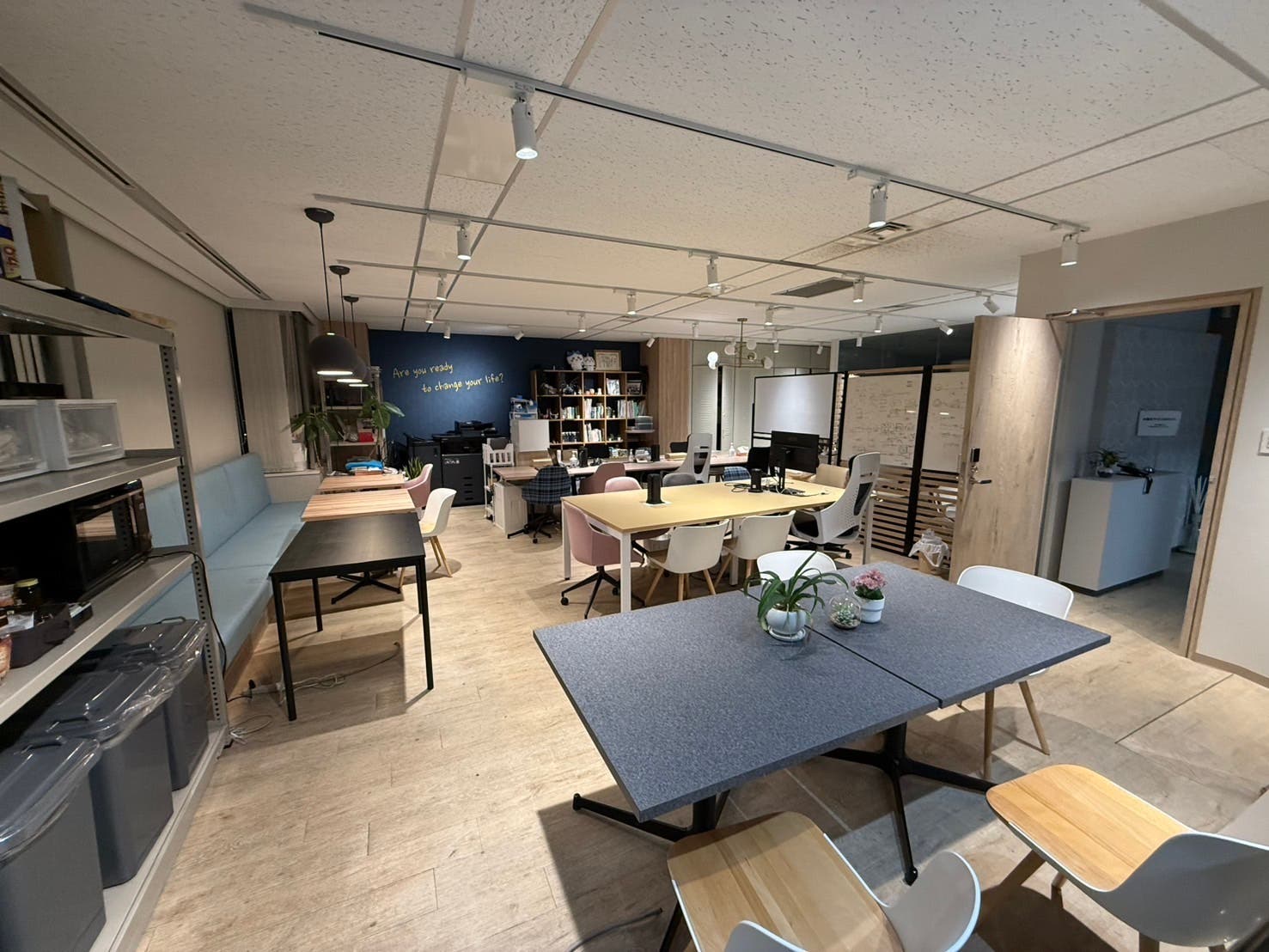 【西新宿五丁目駅 徒歩2分】バーカウンター/キッチン付き35名イベントスペースの写真1