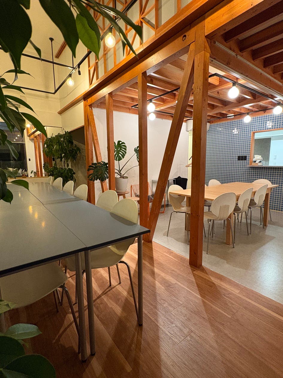 神田駅から3分！カウンターと吹き抜けがいい感じの、多用途スペースの写真12