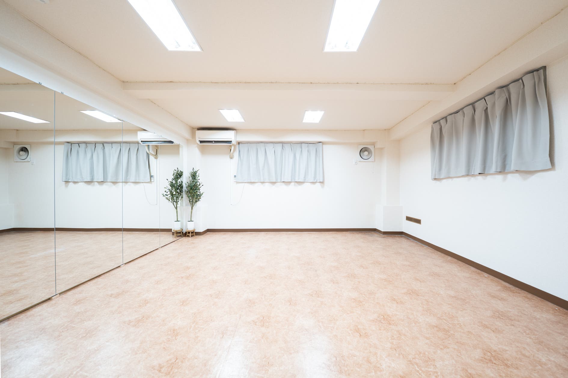 ✨🆕オープン割実施中✨高円寺駅徒歩7分/15名利用可/グループ利用に最適/ダンス・舞台稽古・ヨガ等/鏡５面4.8M/撮影OK！の写真3