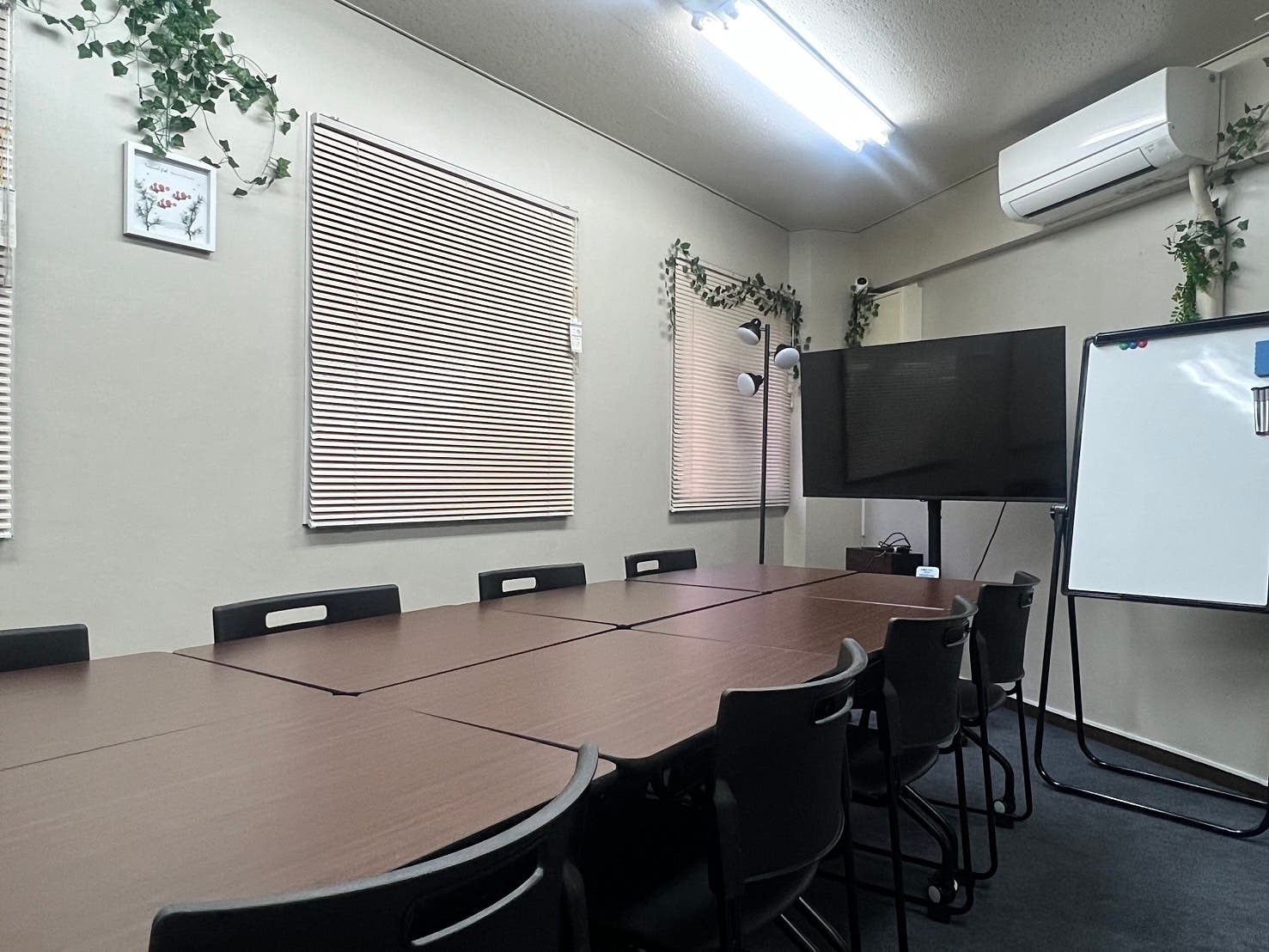上本町駅徒歩4分！独占ワンフロア貸しで快適！50インチモニター・高速Wi-Fiなど備品も充実！入室前後10分間無料！の写真1