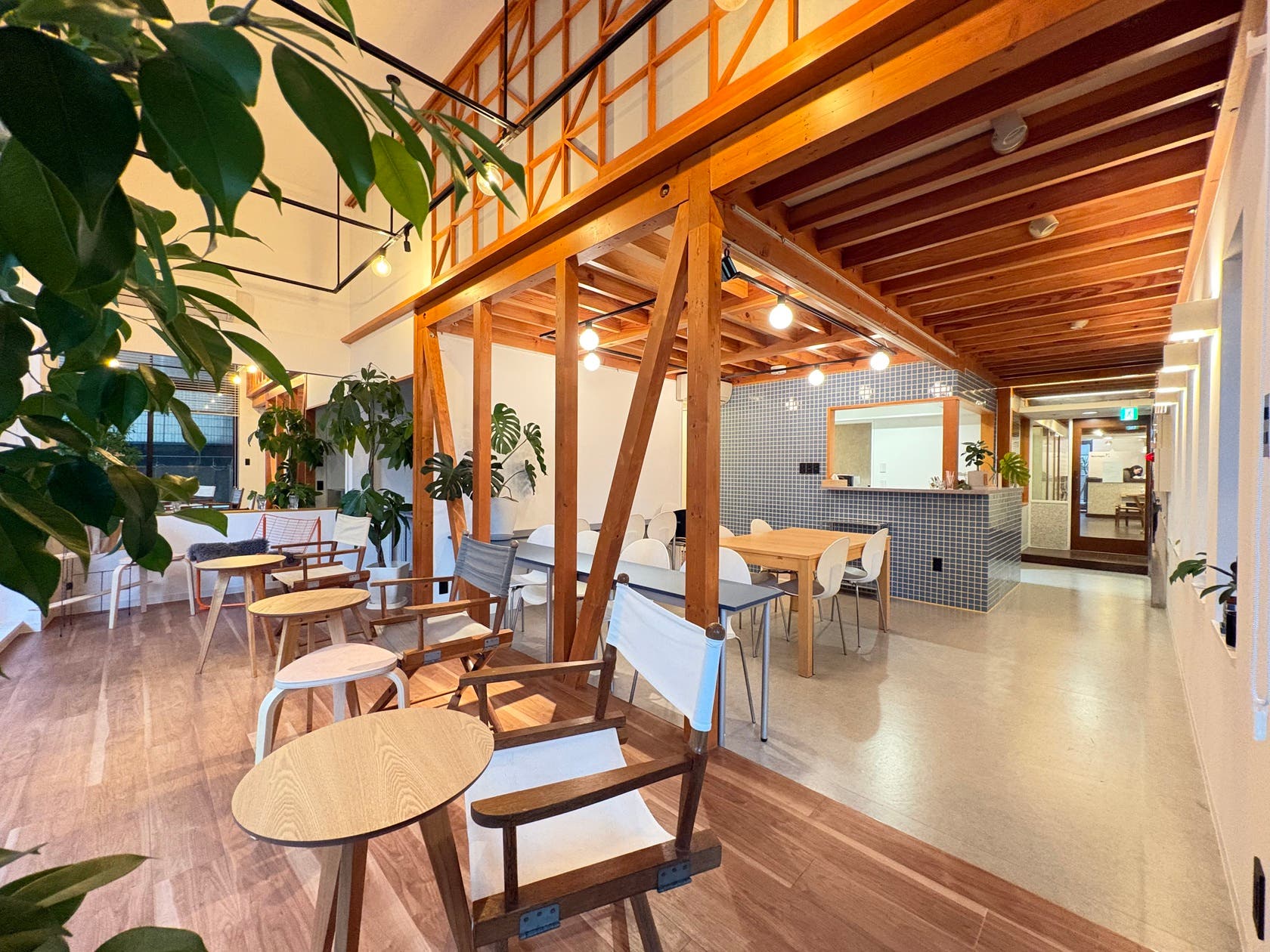 神田駅から3分！カウンターと吹き抜けがいい感じの、多用途スペースの写真1