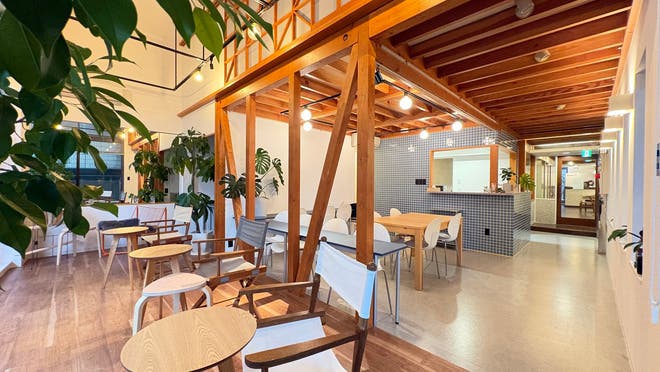 神田駅から3分!カウンターと吹き抜けがいい感じの、多用途スペースの写真1