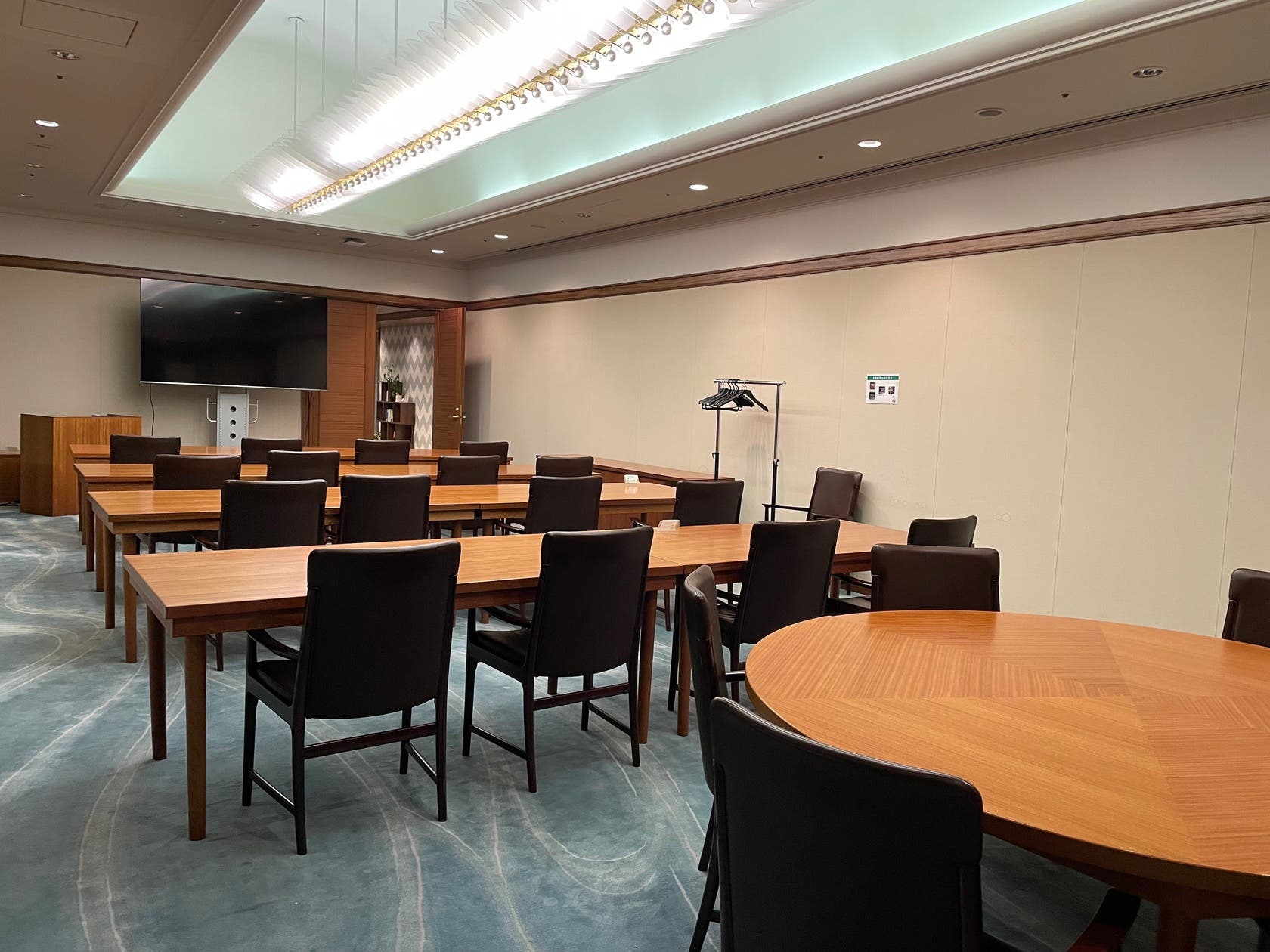 【大ヒロマ_22名会議室】銀山町駅から徒歩2分！眺めの良い広々とした会議室（大型モニター・電源タップ無料/高速Wi-Fiあり）の写真1