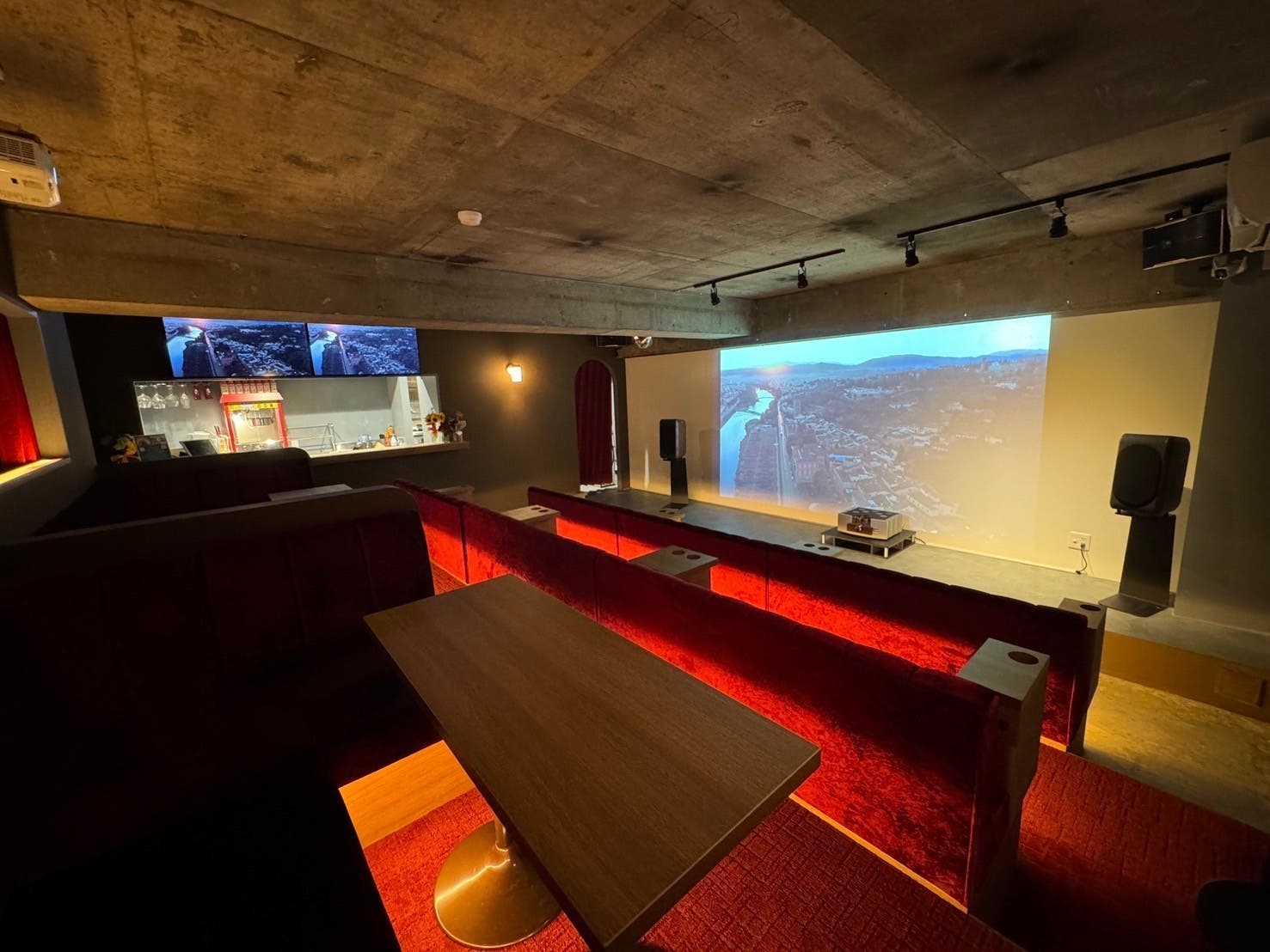 六本木の隠れ家シアター型カラオケバースペース／音と映像で“表現”が生まれる没入型イベント空間の写真9
