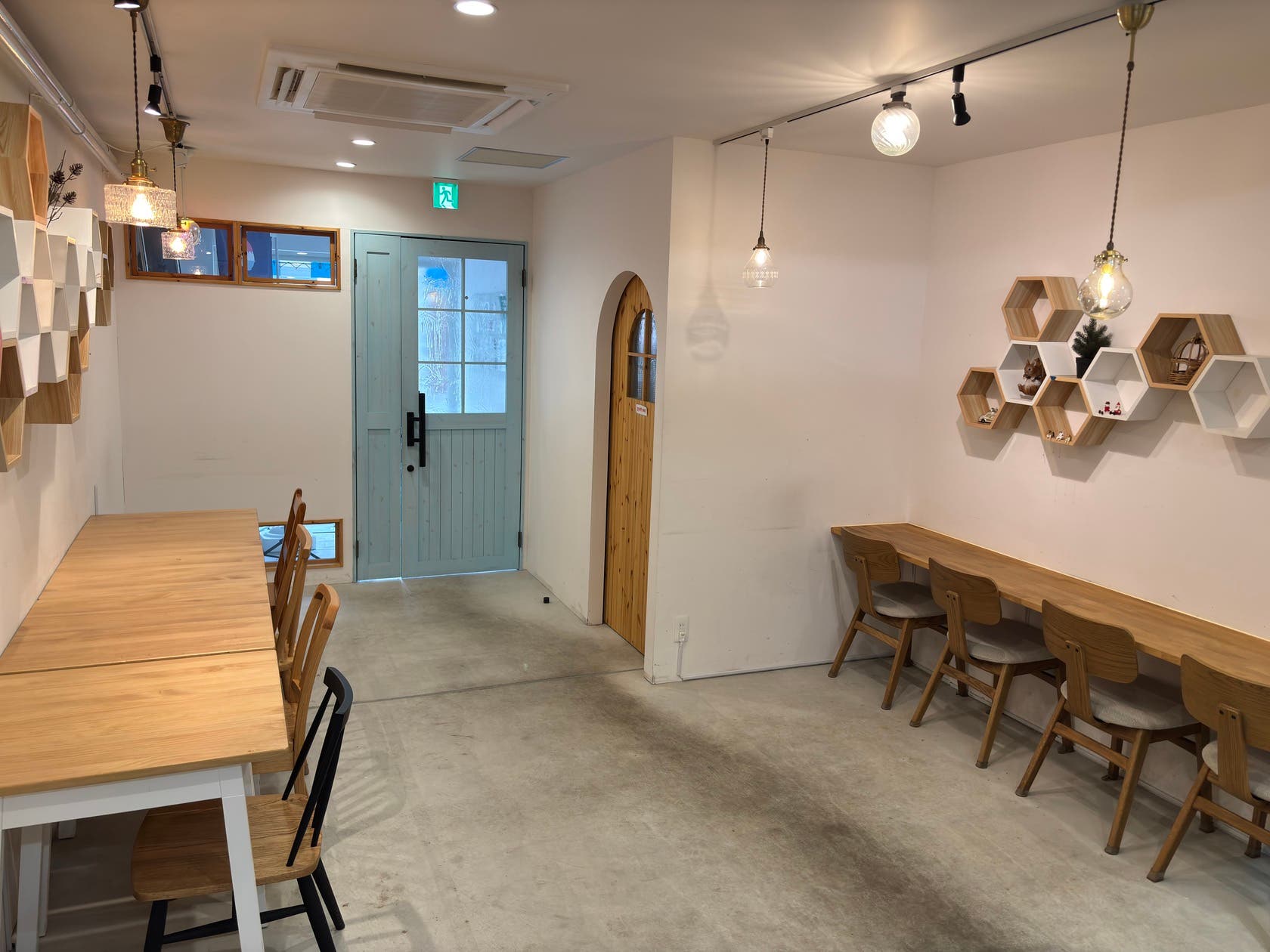 【中崎町駅・天神橋筋六丁目駅から8分】カフェスペース貸切。高速Wi-Fi完備、個展/撮影/勉強会など/ノスタルジーなスペースの写真5