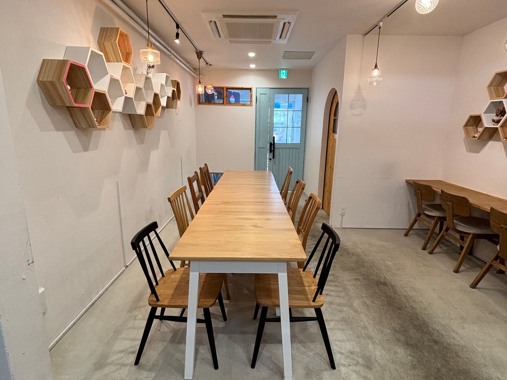 【中崎町駅・天神橋筋六丁目駅から8分】カフェスペース貸切。高速Wi-Fi完備、個展/撮影/勉強会など/ノスタルジーなスペースの写真2