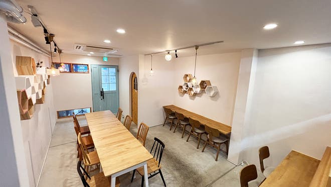 【中崎町駅・天神橋筋六丁目駅から8分】カフェスペース貸切。高速Wi-Fi完備、個展/撮影/勉強会など/ノスタルジーなスペースの写真1