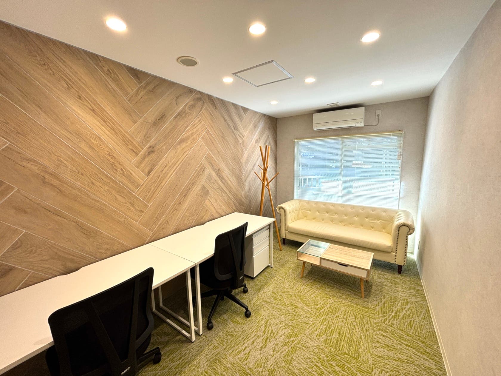 Room4【いつでも快適オフィス】受付スタッフ常駐/ゆったりソファ/最大2名/Wi-Fi完備/の写真1