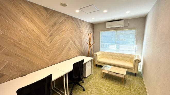 Room4【いつでも快適オフィス】受付スタッフ常駐/ゆったりソファ/最大2名/Wi-Fi完備/の写真1