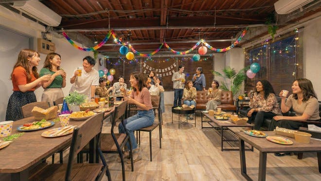 【ゴミ捨て無料!】駅近・広々50㎡・小人数から大人数までOK!100㌅特大スクリーン!2次会・打ち上げ・撮影OKの写真3