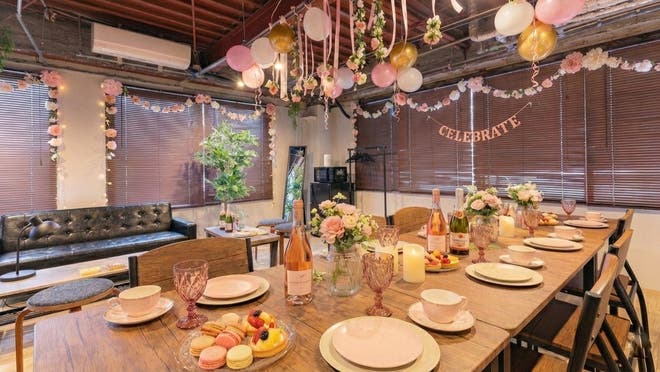 【ゴミ捨て無料!】駅近・広々50㎡・小人数から大人数までOK!100㌅特大スクリーン!2次会・打ち上げ・撮影OKの写真2