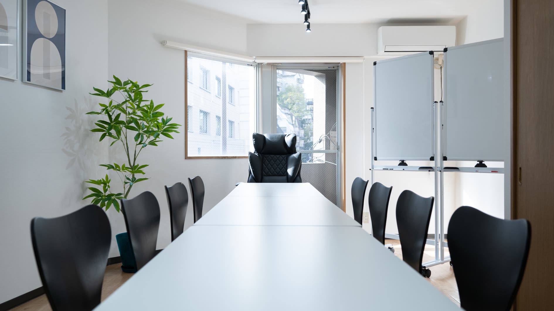 湯島駅1分。マルチモニタで捗るおこもり作業！ちょうどサイズの31㎡！最大9名！作業・ミーティング・小会議・ミニセミナーに！の写真2