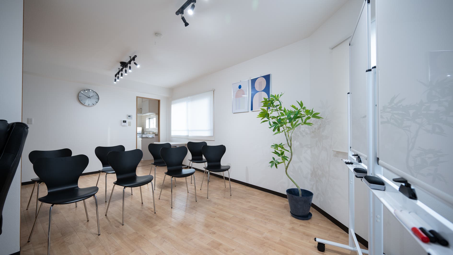 湯島駅1分。マルチモニタで捗るおこもり作業！ちょうどサイズの31㎡！最大9名！作業・ミーティング・小会議・ミニセミナーに！の写真3