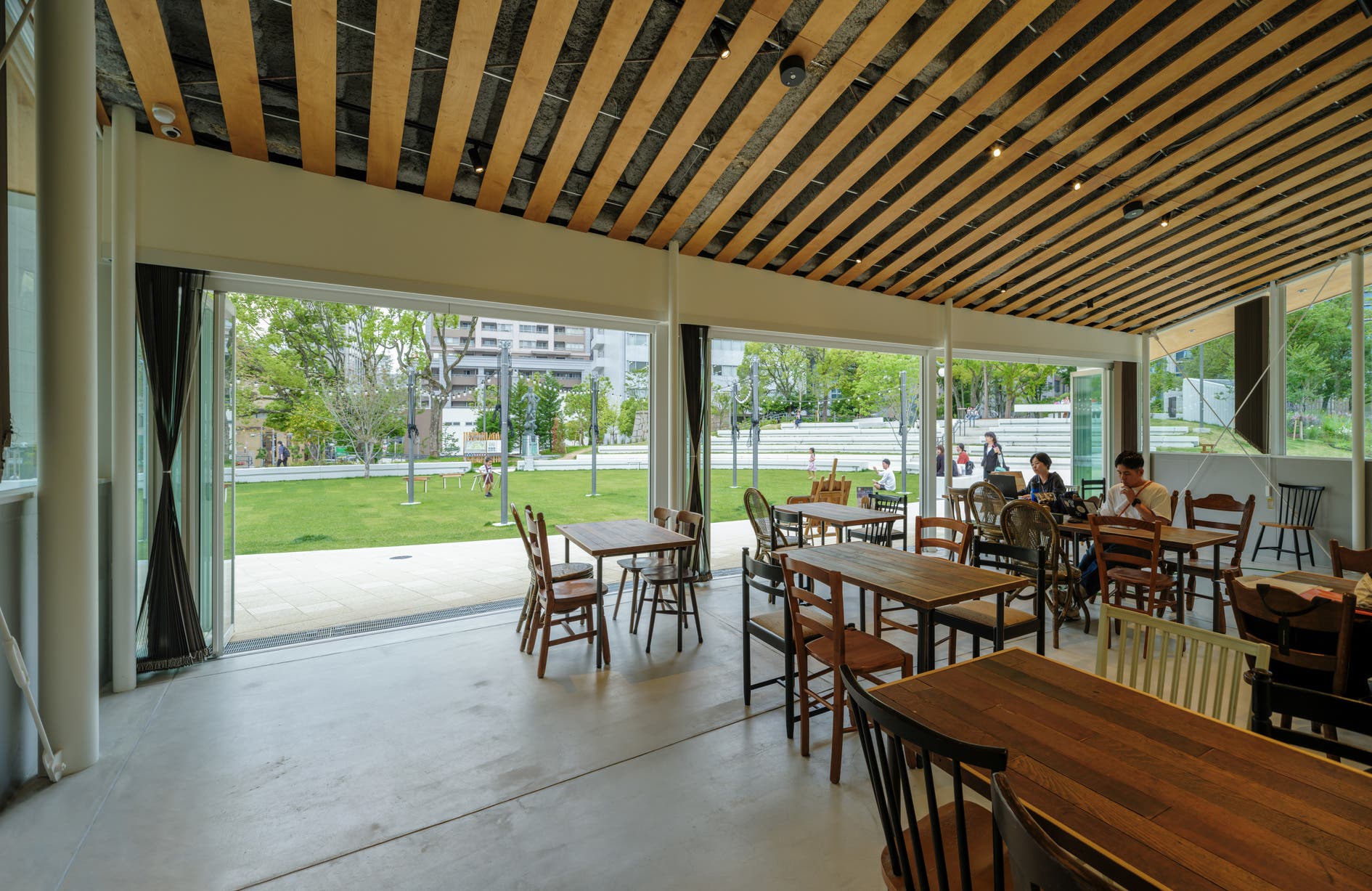ラウンジ　～芝生に開いたみんなのスペース～の写真1
