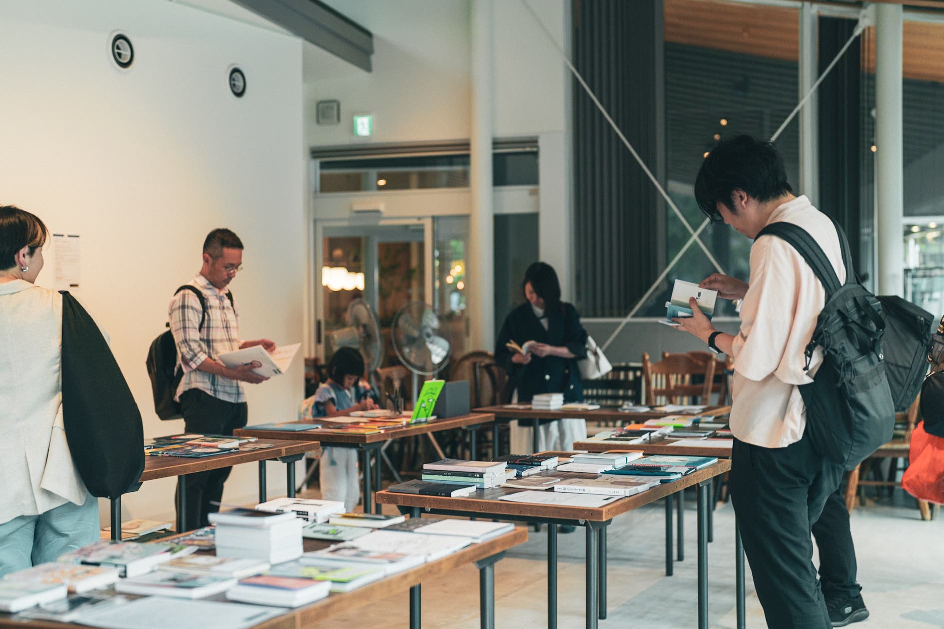 ラウンジ　～芝生に開いたみんなのスペース～の写真7