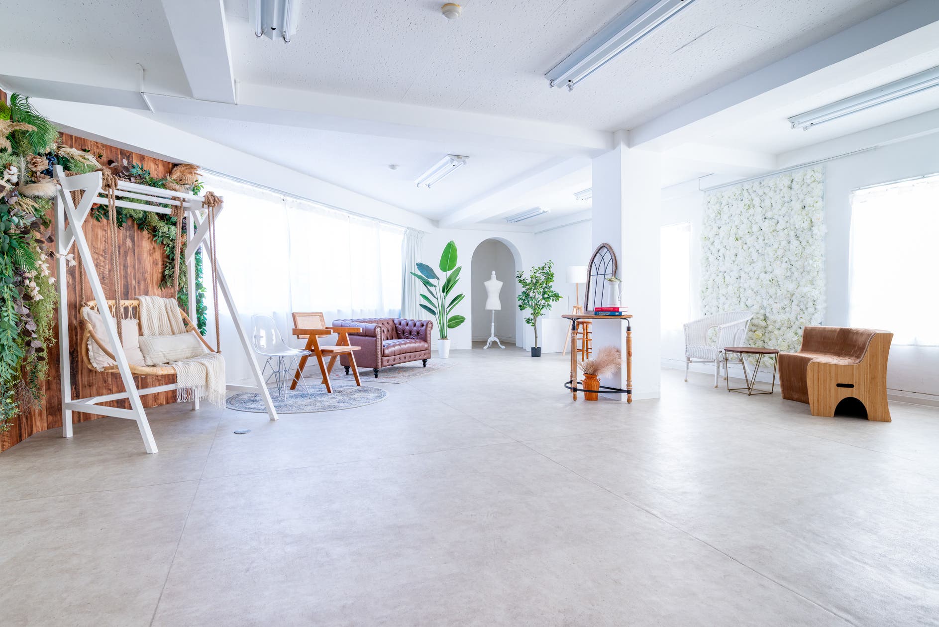 飯田橋駅2分｜自然光 × 二面採光 × アーチ × 白壁 × 植物 × ブランコ｜土足OK｜24時間OKの写真1