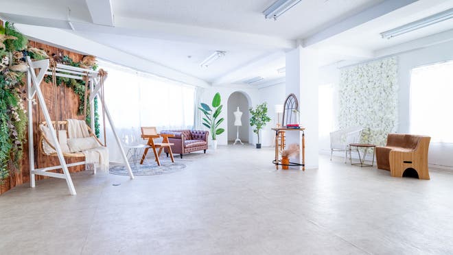 飯田橋駅2分|自然光 × 二面採光 × アーチ × 白壁 × 植物 × ブランコ|土足OK|24時間OKの写真1