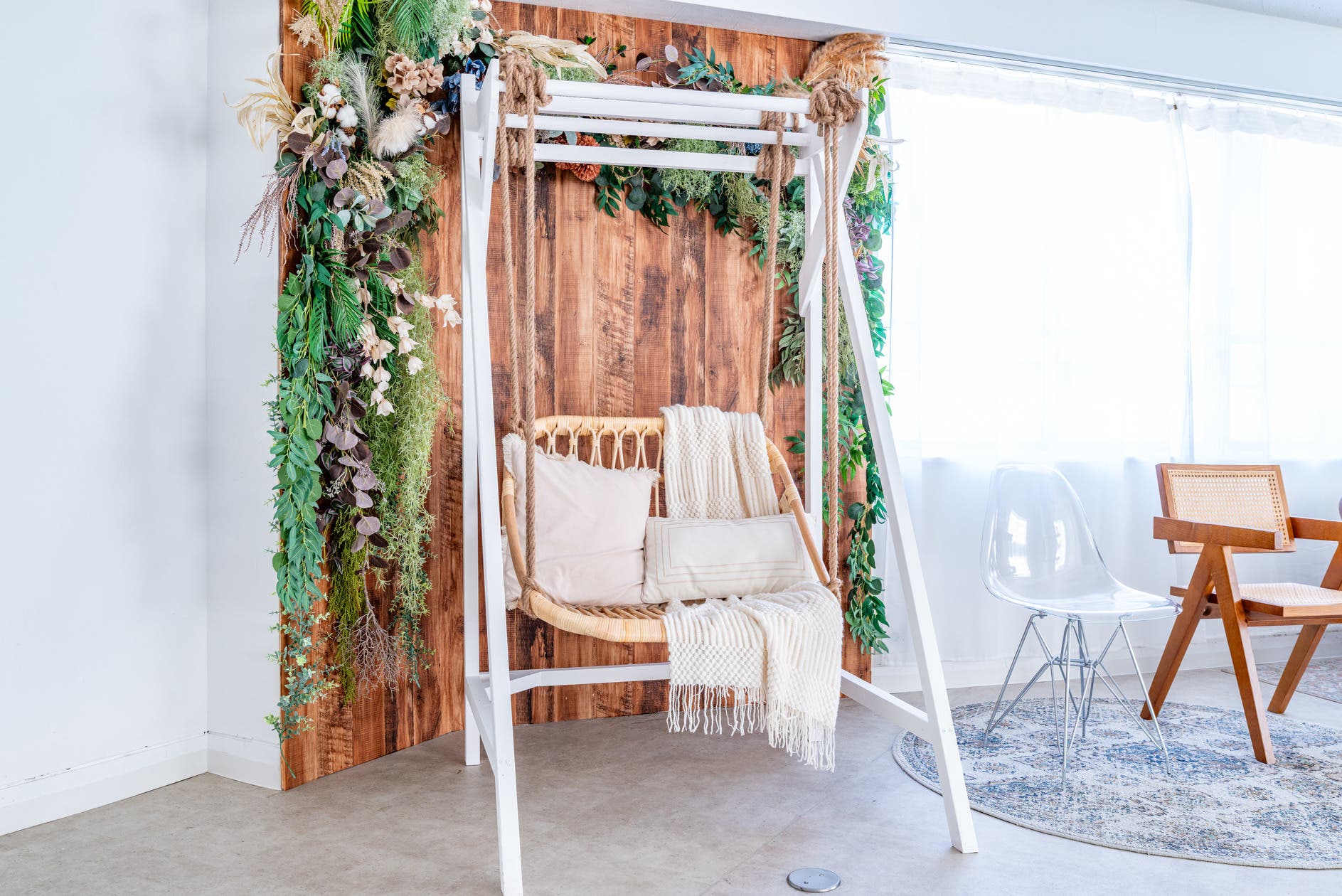 飯田橋駅2分｜自然光 × 二面採光 × アーチ × 白壁 × 植物 × ブランコ｜土足OK｜24時間OKの写真5