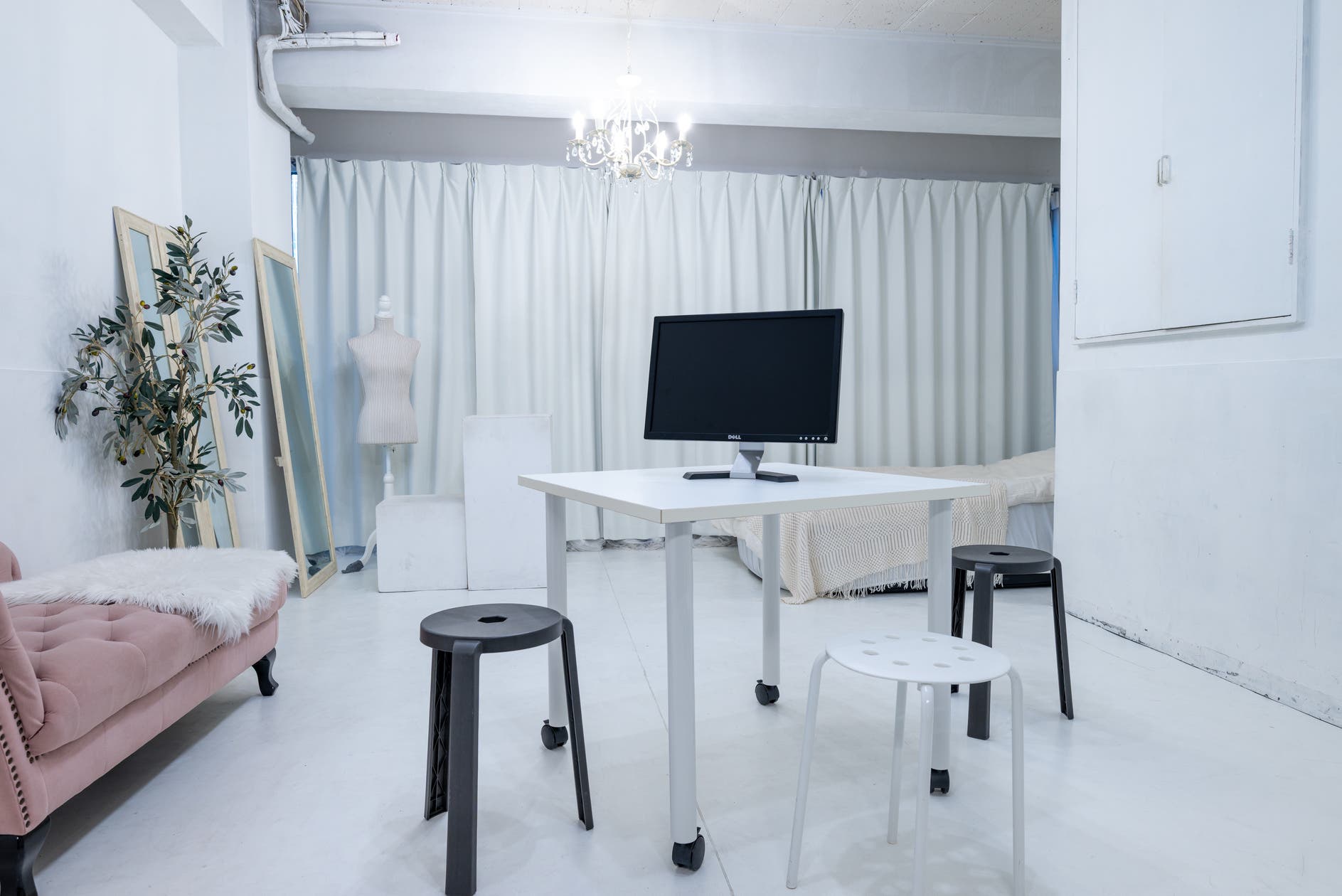 自然光×白壁×白床｜黒壁×黒床◎飯田橋駅1分｜撮影ベッド｜洞窟ブース｜ポートレート・コスプレ｜24時間撮影OK！の写真13