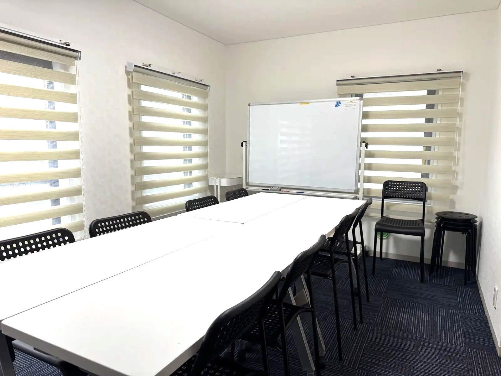 新宿高島屋からすぐ！気軽に24時間使えるシンプルなレンタルスペース・電子タバコ可・施術ベッド有りの写真2