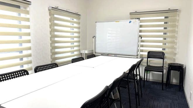 新宿高島屋からすぐ!気軽に24時間使えるシンプルなレンタルスペース・電子タバコ可・施術ベッド有りの写真2