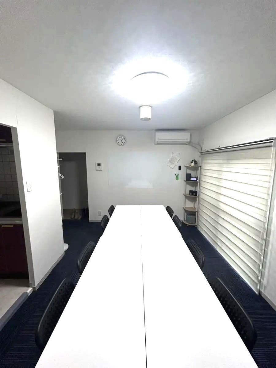 新宿高島屋からすぐ！気軽に24時間使えるシンプルなレンタルスペース・電子タバコ可・施術ベッド有りの写真3