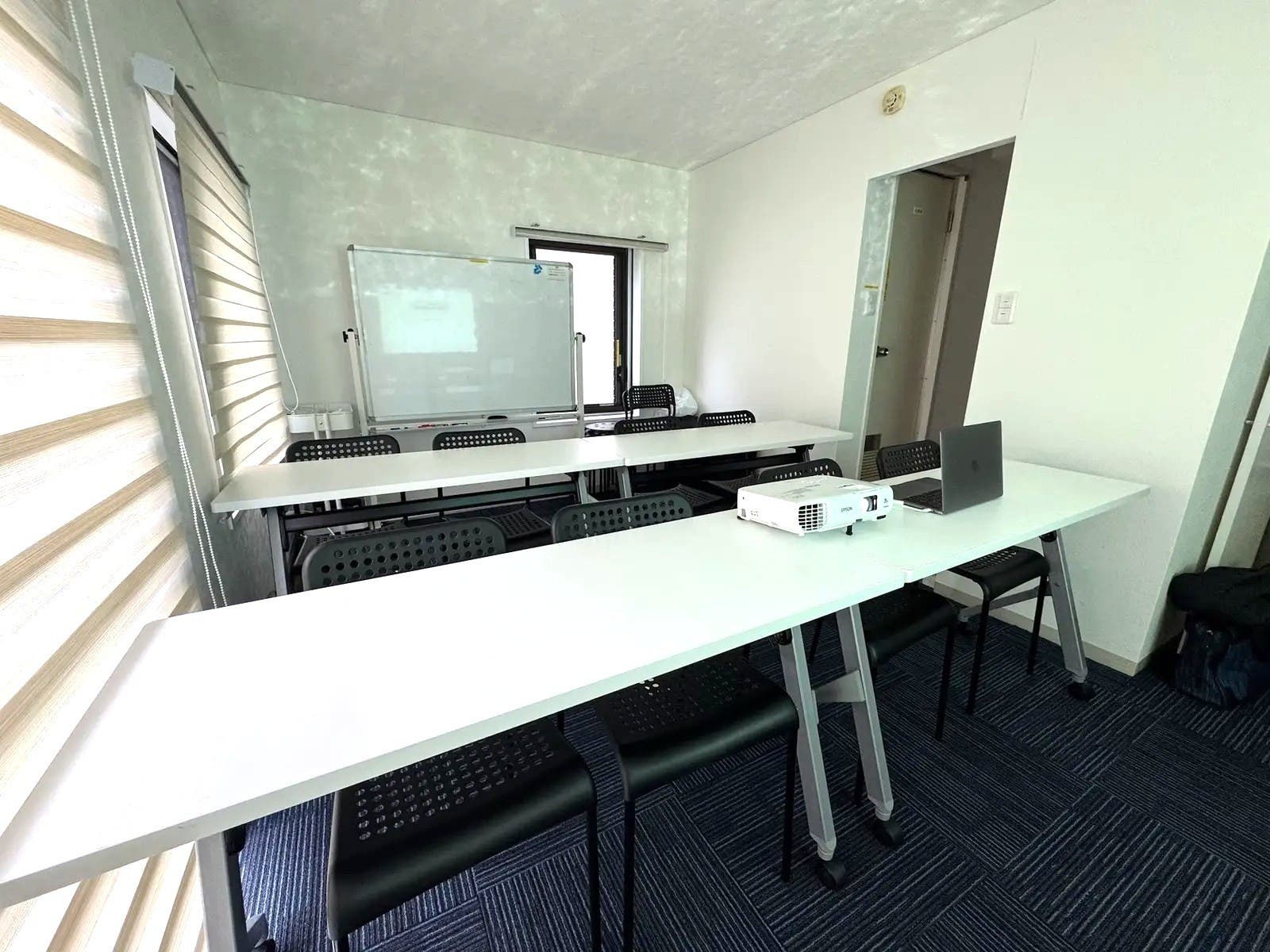 新宿高島屋からすぐ！気軽に24時間使えるシンプルなレンタルスペース・電子タバコ可・施術ベッド有りの写真11