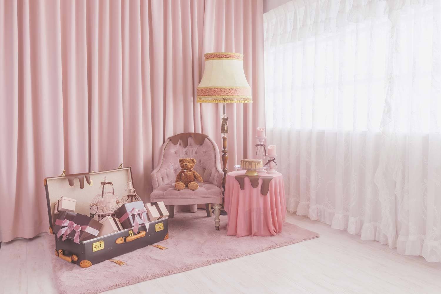 【新宿区】自然光差し込むアンティーク調スタジオ｜駅徒歩4分｜バレンタイン装飾🍫追加中｜広告｜アパレル｜作品撮りなどの写真1