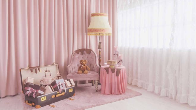 【新宿区】自然光差し込むアンティーク調スタジオ|駅徒歩4分|バレンタイン装飾🍫追加中|広告|アパレル|作品撮りなどの写真1