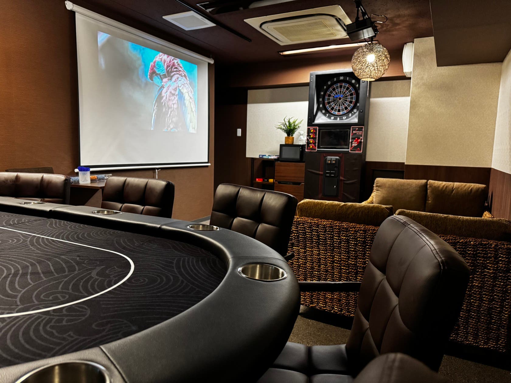 【FAMILYPOT 横浜桜木町店】桜木町駅徒歩5分 本格ポーカーテーブル、ボードゲームもあるパーティ向けバリ風スペースの写真1