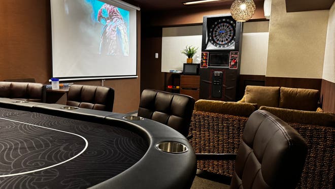 【FAMILYPOT 横浜桜木町店】桜木町駅徒歩5分 本格ポーカーテーブル、ボードゲームもあるパーティ向けバリ風スペースの写真1