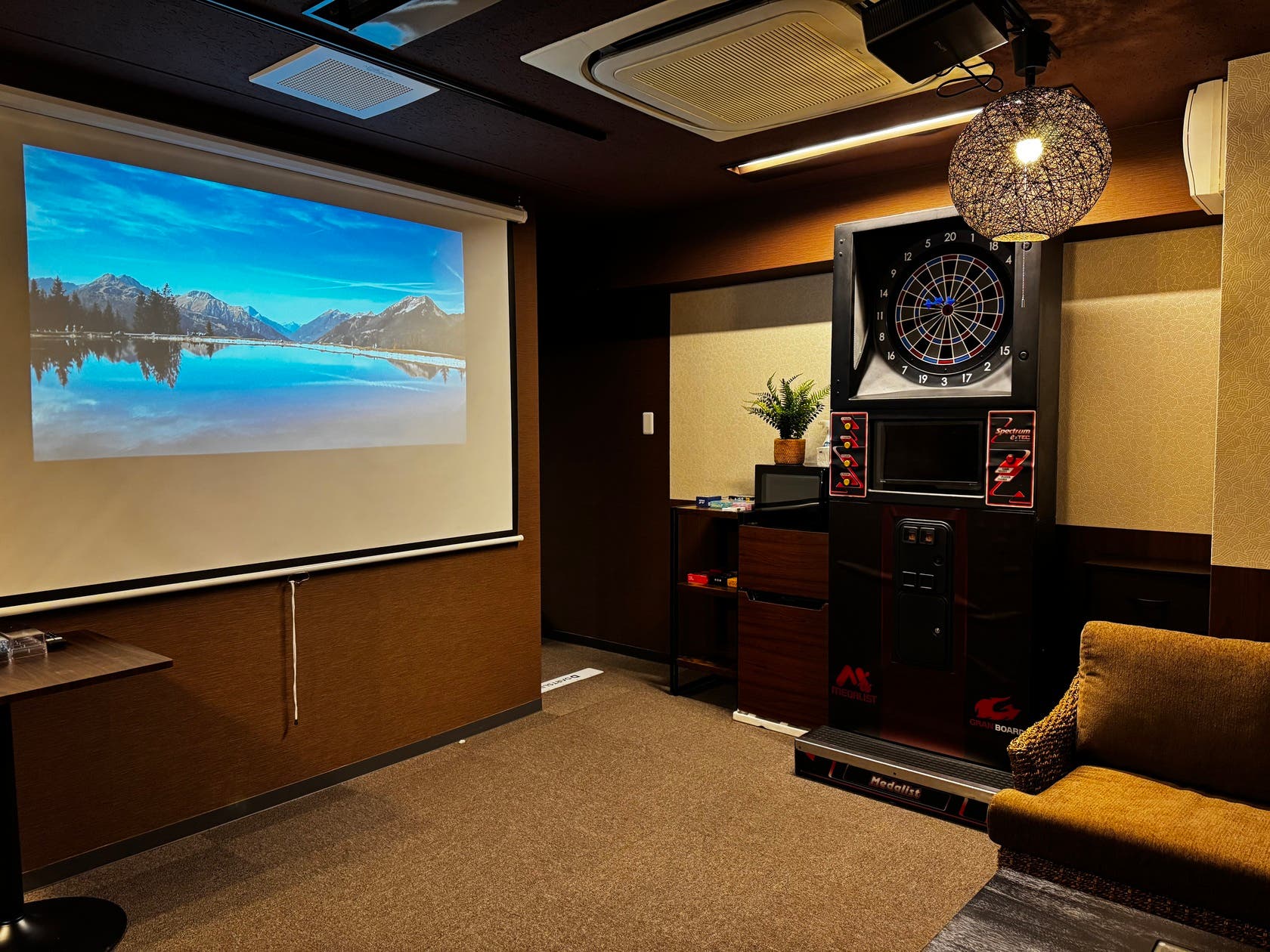 【FAMILYPOT 横浜桜木町店】桜木町駅徒歩5分 本格ポーカーテーブル、ボードゲームもあるパーティ向けバリ風スペースの写真2