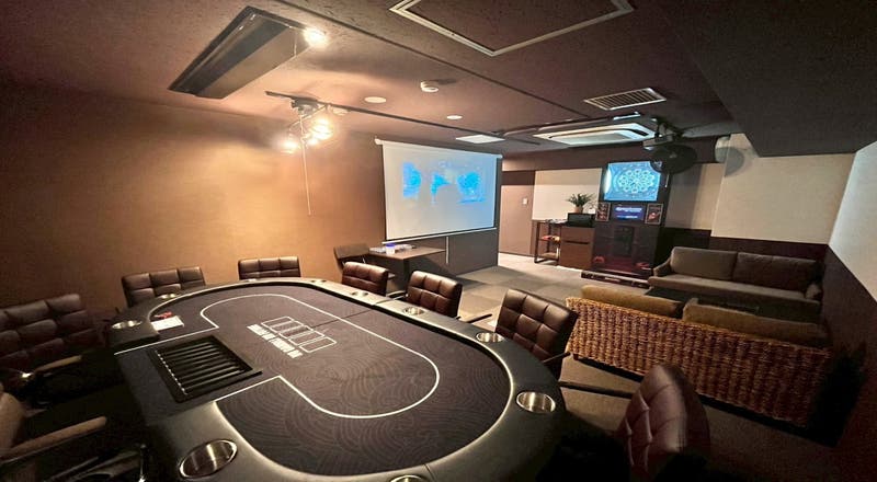 【FAMILYPOT 横浜桜木町関内店】桜木町駅徒歩5分、関内駅4分 本格ポーカーテーブル、ダーツもある、バリ風スペース