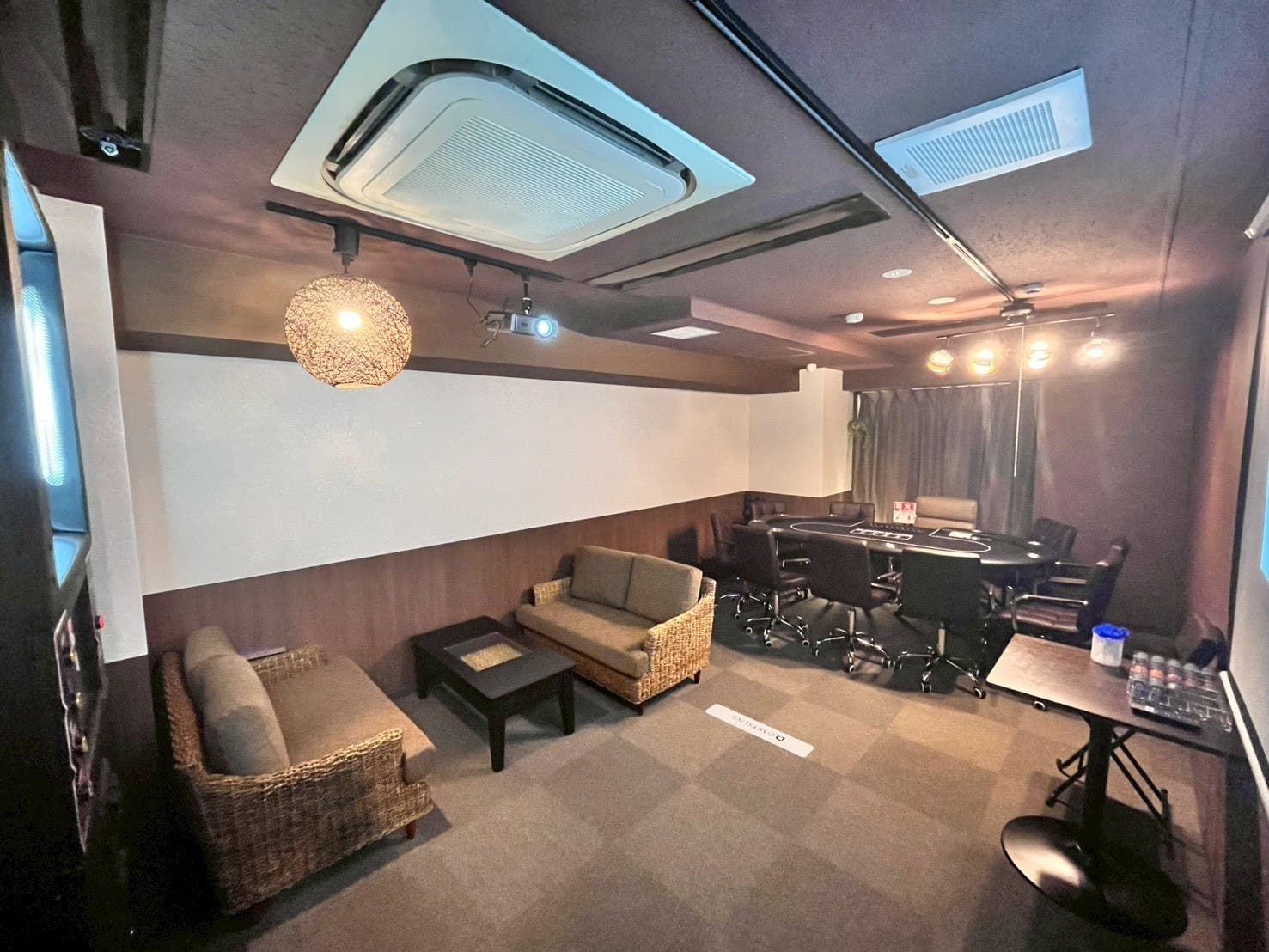 【FAMILYPOT 横浜桜木町店】桜木町駅徒歩5分 本格ポーカーテーブル、ボードゲームもあるパーティ向けバリ風スペースの写真2