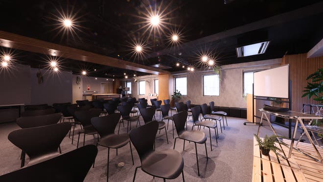 #エヌティGoburin2nd【新宿三丁目】忘年会🤶駅徒歩2分/席数84立食90名飲食/120㌅画面/会議/セミナーの写真1