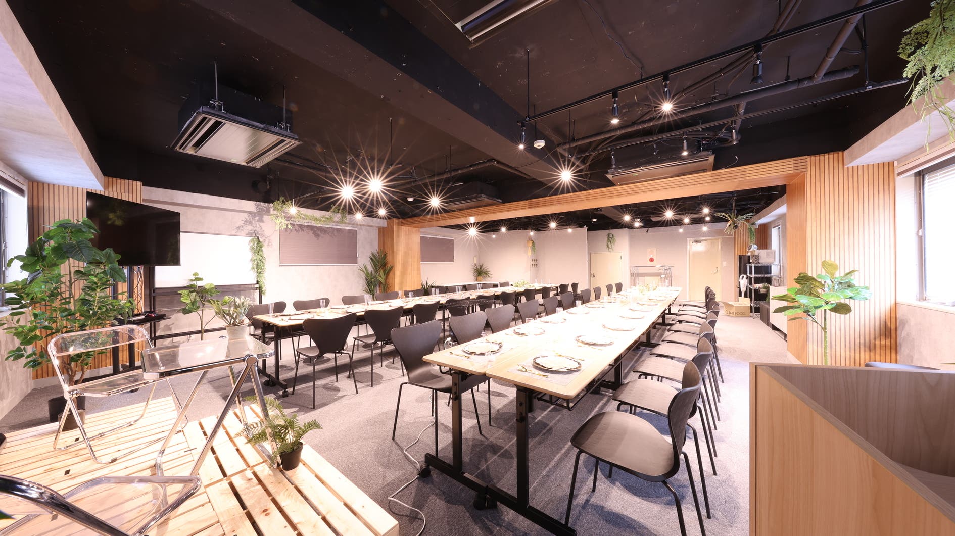 #エヌティGoburin2nd【新宿三丁目】忘年会🤶駅徒歩2分/席数84立食90名飲食/120㌅画面/会議/セミナーの写真12