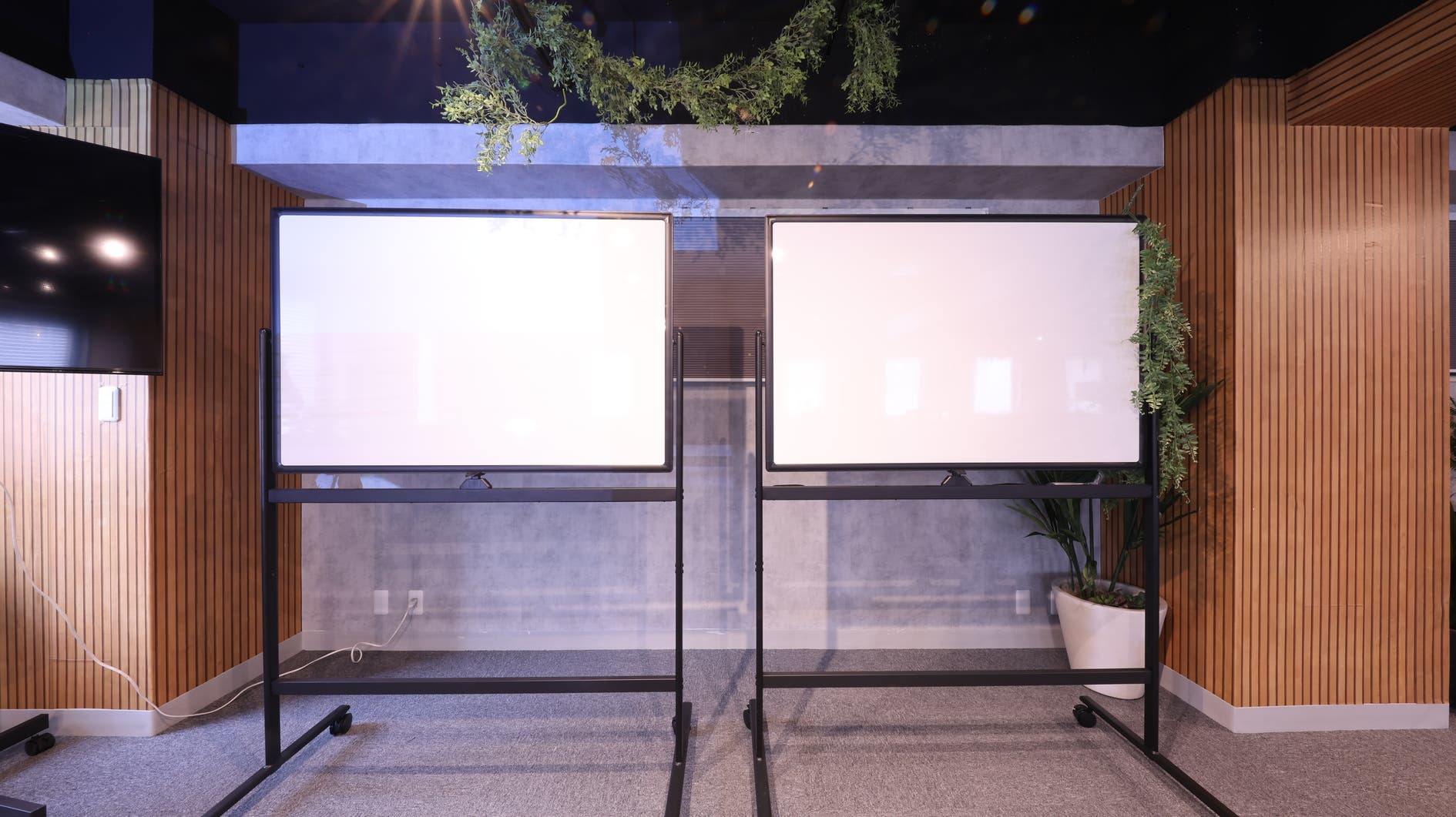 #エヌティGoburin2nd【新宿三丁目】忘年会🤶駅徒歩2分/席数84立食90名飲食/120㌅画面/会議/セミナーの写真21