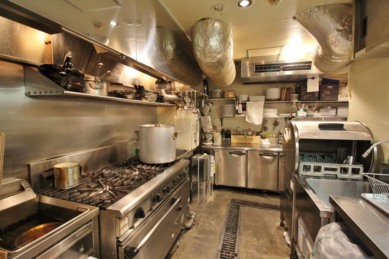 【六本木・麻布十番】駅徒歩5分！吹き抜けのある開放的なレストランを貸切！日中の子連れママ会にもおすすめ！の写真17