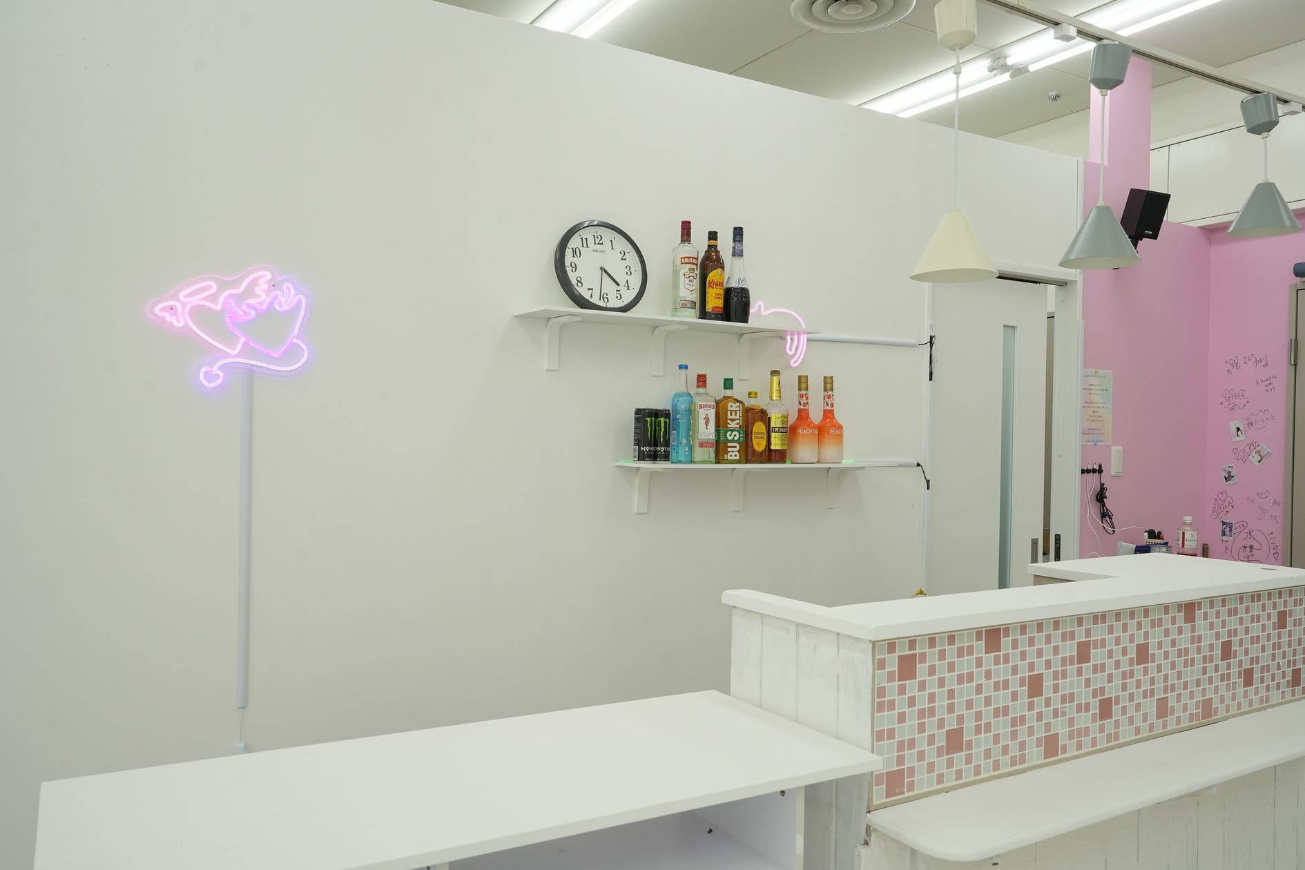 【リニューアル50%OFF実施中】真っ白カフェ風のレンタルスペース！撮影、物販、一日カフェなんでも出来ます！の写真2