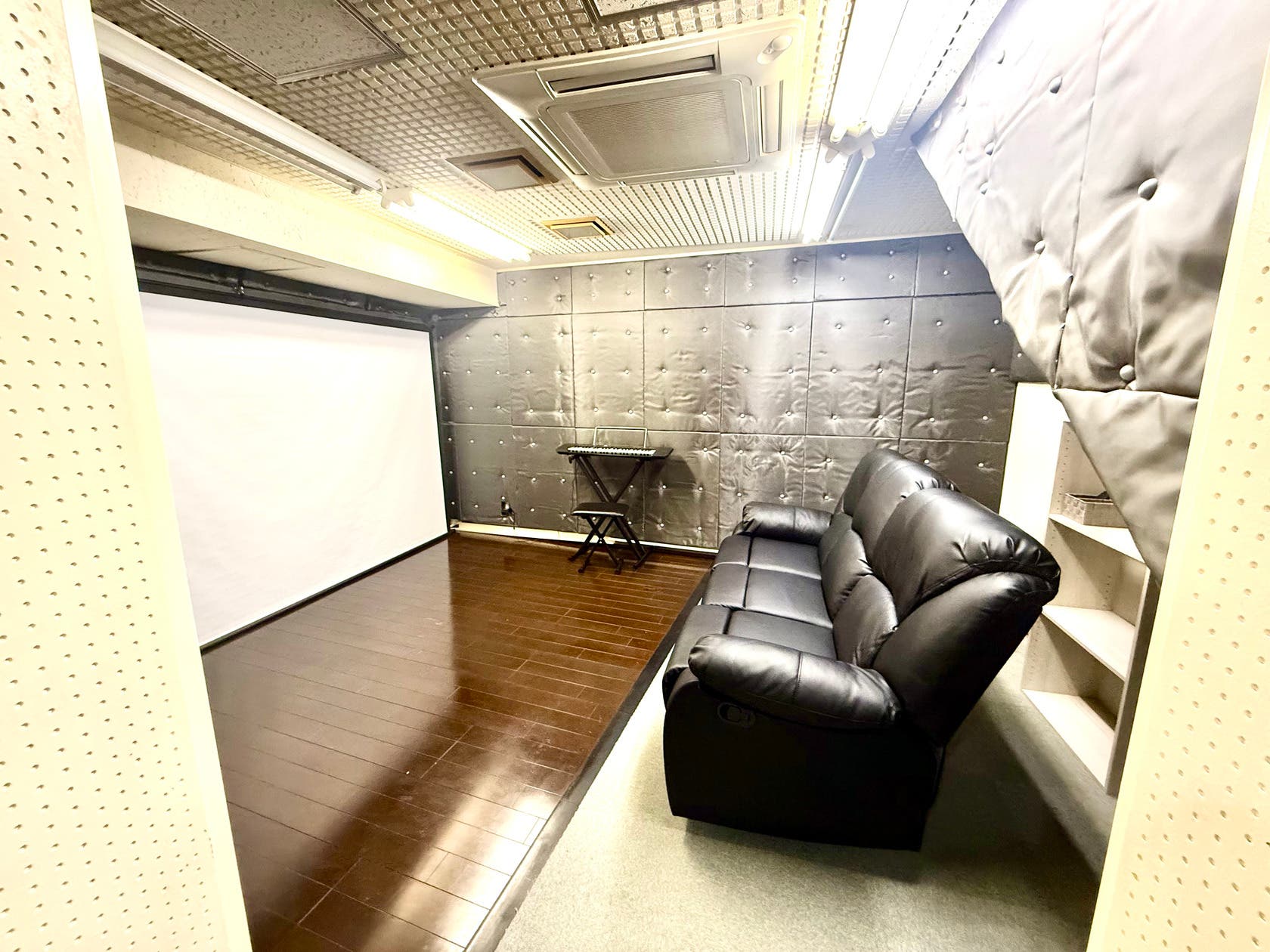 ＼NEW OPEN オープン価格／徒歩1分で地下へ。150インチ大画面×練習・撮影・鑑賞・ピアノもある、千歳船橋シアタールームの写真1