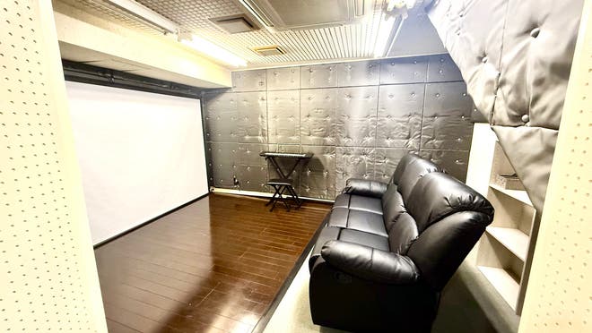 \NEW OPEN オープン価格/徒歩1分で地下へ。150インチ大画面×練習・撮影・鑑賞・ピアノもある、千歳船橋シアタールームの写真1