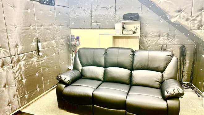 \NEW OPEN オープン価格/徒歩1分で地下へ。150インチ大画面×練習・撮影・鑑賞・ピアノもある、千歳船橋シアタールームの写真2