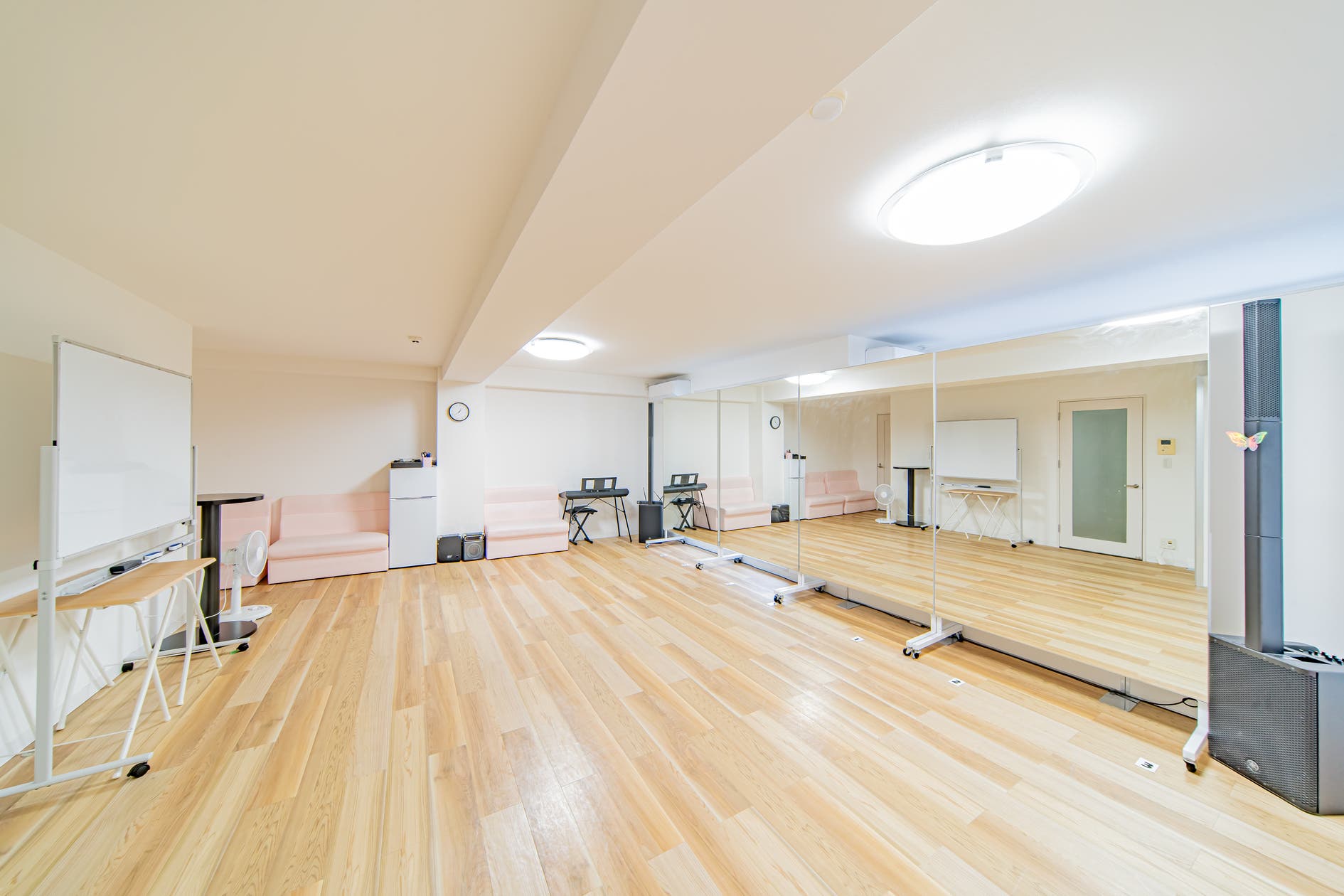 【天神駅から徒歩7分】親不孝通りの最大10名で広々ダンススタジオ!!の写真1