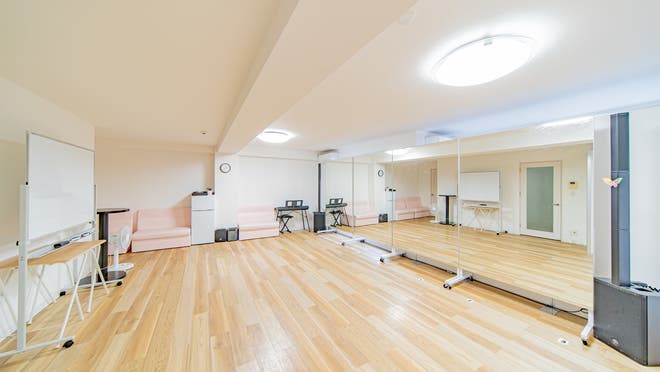 【天神駅から徒歩7分】親不孝通りの最大10名で広々ダンススタジオ!!の写真1