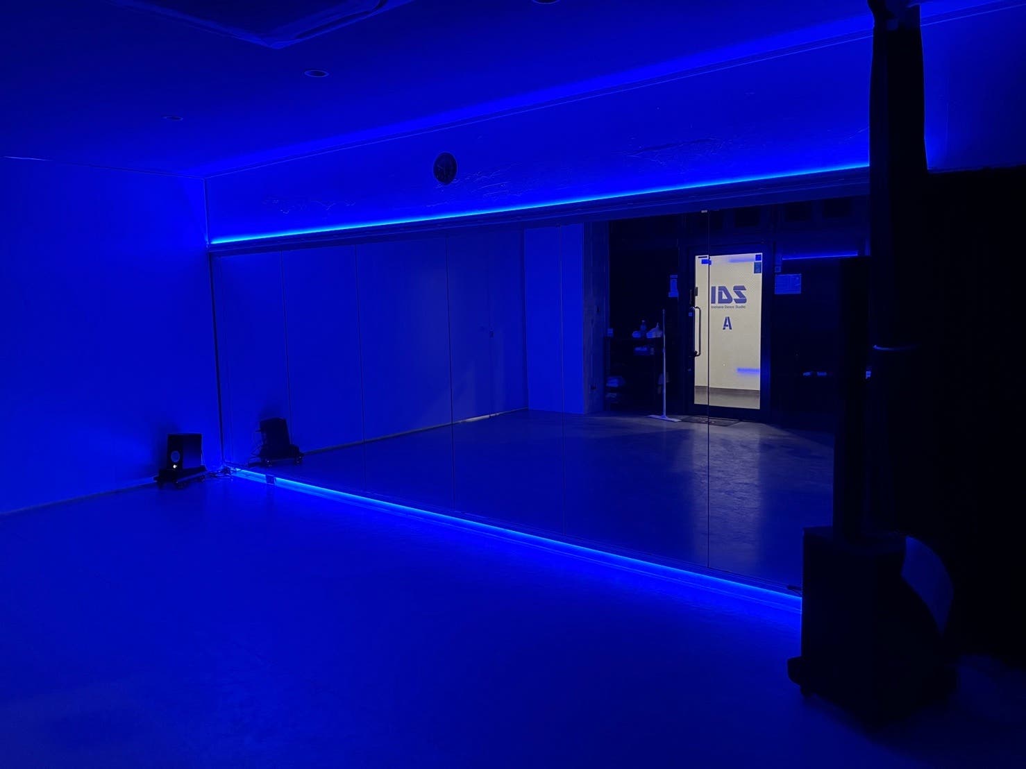 千葉駅から10分前後　鏡、音響、カーテンを設置しており、ダンスや余興、ヨガなど様々な用途でご使用いただけます。の写真2