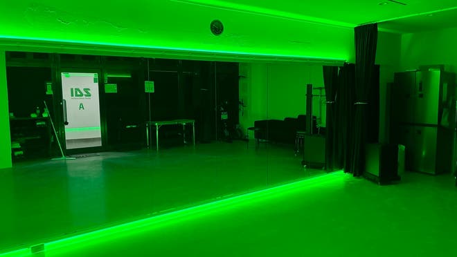 千葉駅から10分前後 鏡、音響、カーテンを設置しており、ダンスや余興、ヨガなど様々な用途でご使用いただけます。の写真3