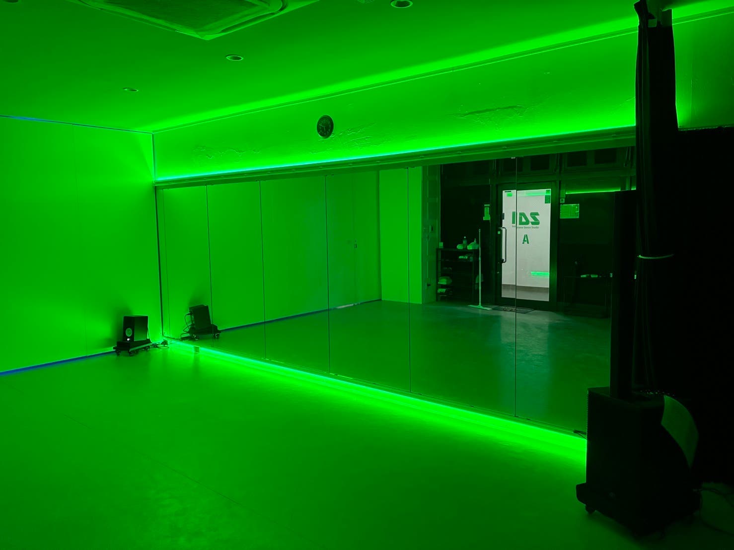 千葉駅から10分前後　鏡、音響、カーテンを設置しており、ダンスや余興、ヨガなど様々な用途でご使用いただけます。の写真5