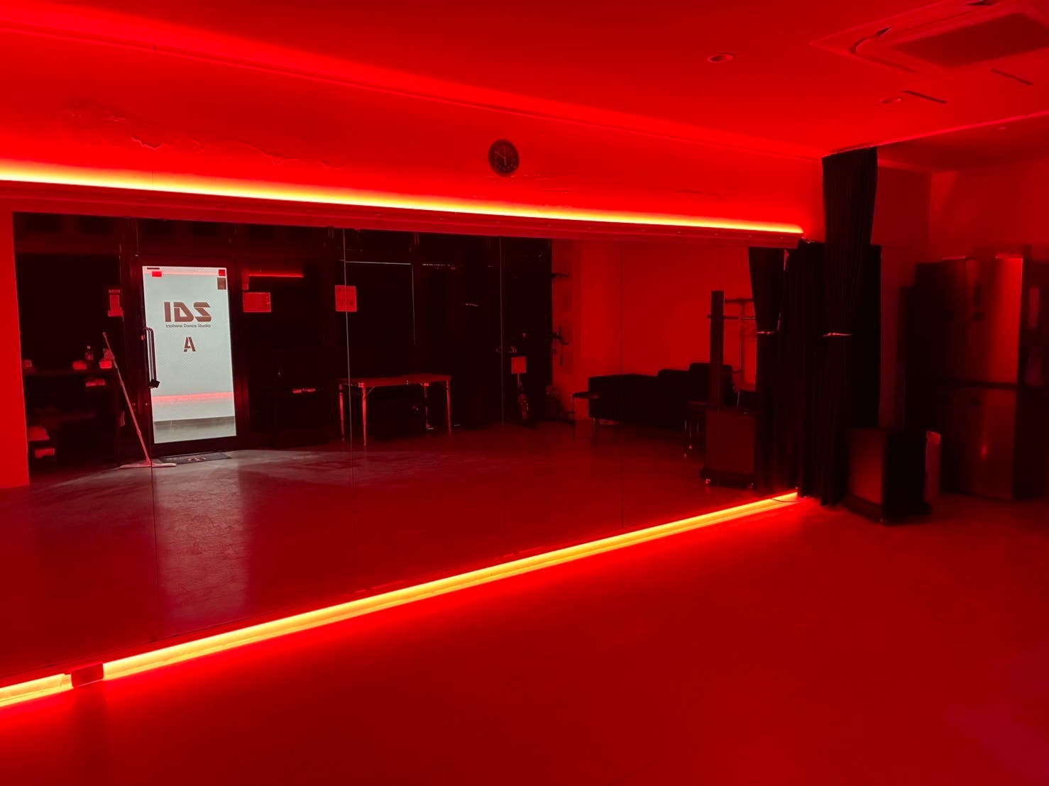 千葉駅から10分前後　鏡、音響、カーテンを設置しており、ダンスや余興、ヨガなど様々な用途でご使用いただけます。の写真4