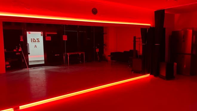 千葉駅から10分前後 鏡、音響、カーテンを設置しており、ダンスや余興、ヨガなど様々な用途でご使用いただけます。の写真4