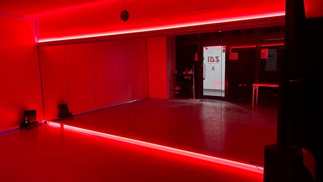 千葉駅から10分前後 鏡、音響、カーテンを設置しており、ダンスや余興、ヨガなど様々な用途でご使用いただけます。の写真7